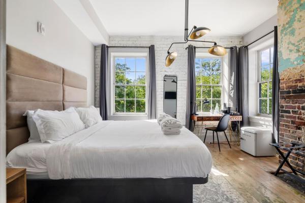 King Suite Downtown 3rd Floor - Savannah, GA