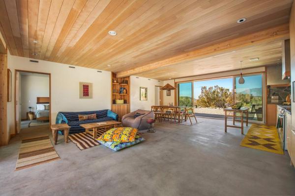 Masseria Sylvestre - Desert Retreat - Cowboy Pool, Soaking Tub & Views - Morongo Valley, CA