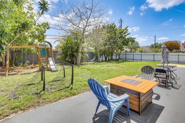 Group Hub W/ Game Room! 4 Mi To Hard Rock Stadium - Miami Gardens, FL