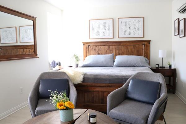 Promenade Studio With Free Parking! - Santa Monica, CA