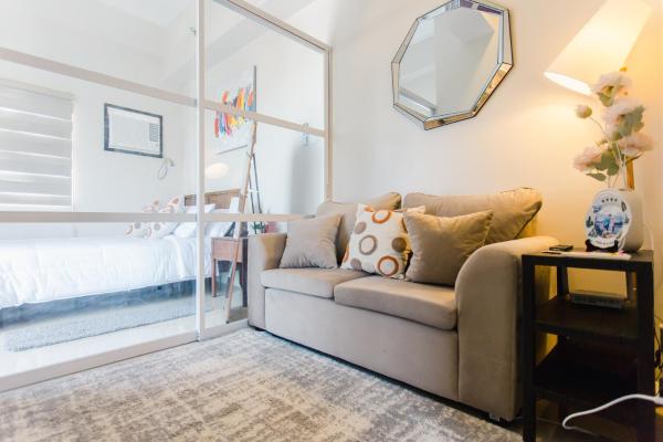 1-br Condo With Pool, Balcony, Close To It Park - Cebu