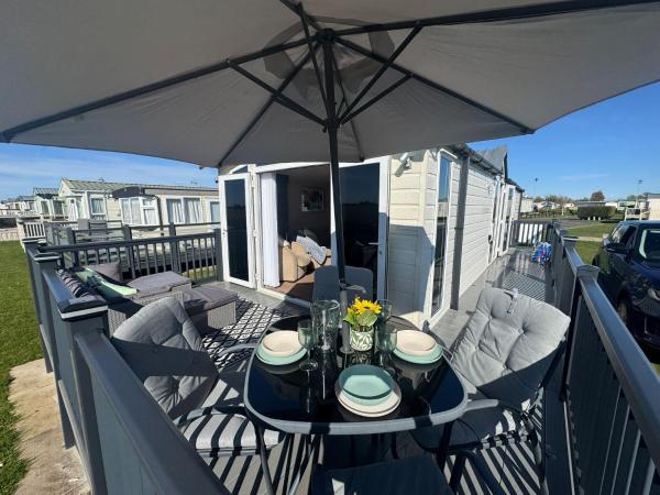 Millfields Holiday Park - Diamond Deluxe - Coastal Caravan Breaks - Ingoldmells