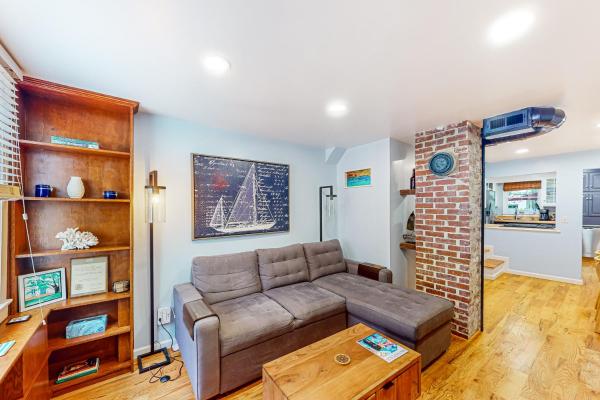 Gorgeous & Bright Retreat With Patio, Firepit, Wd, & Stunning Rooftop Views - Annapolis, MD