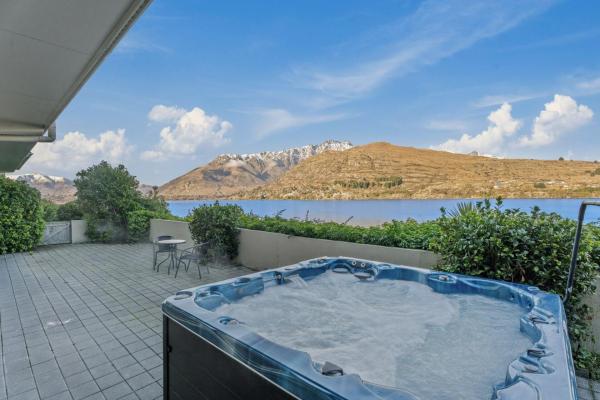 Huge Lakeside Retreat | Spa | Panoramic View - Arrowtown