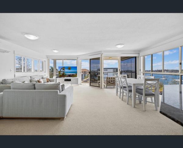 Walk To Beach • Luxury Waterfront Penthouse - Alexandra Headland