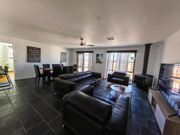 Big House-sports Hub, Train, Craigiebn Plaza, Airport - Donnybrook
