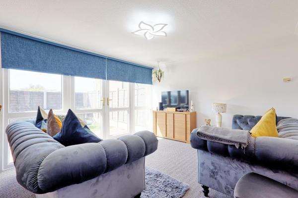 Lmv Property - 4 Bedroom - Basildon Home Sleeps 8 - Parking & Wifi - Basildon