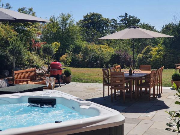 Luxury 5-bed Country House With Hot Tub, Views & Games Room, Sleeps 12 - Kent Downs - Maidstone