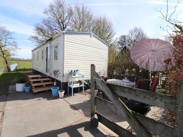Cozy Chalet With A View Over The Fields - Drachten