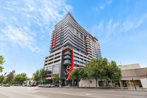 Modern 2b2b City Apartment -Free Parking- Pool-gym - 프로스펙트