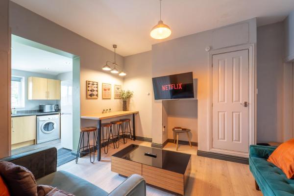 4 Bedroom Stylish House In Central Redditch - Bromsgrove