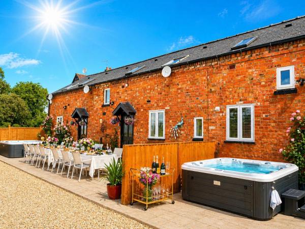 The Shakespeare Lodge - Sleeps Up To 12 - 2 Hot Tubs - Stratford-upon-Avon