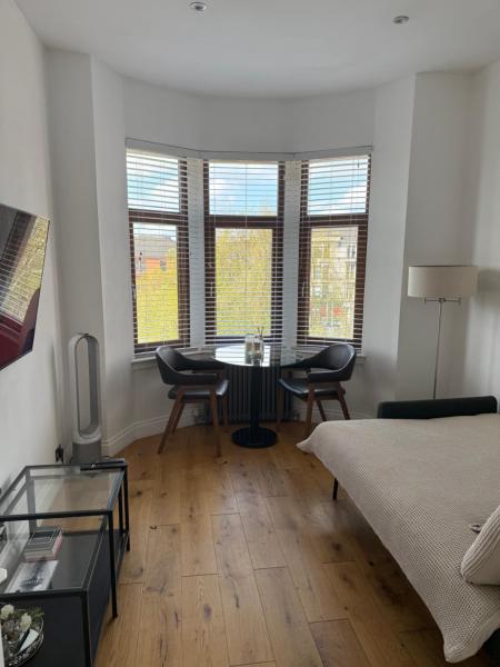 Top Floor West End Flat - 3-min Walk To Subway - Park Views - Glasgow
