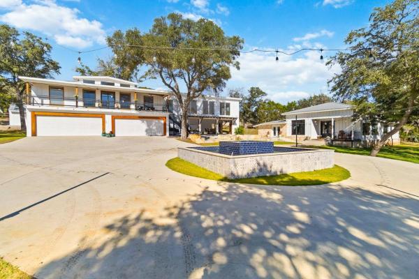 2 Homes On Acres | Hill Country Escape - Comfort, TX
