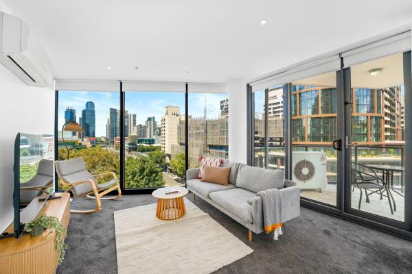 All Aboard Central Elevated Views & Carpark - Carlton