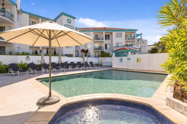 Chevron Island 1br Apartment - Walk To Surfers - Pool - Surfers Paradise