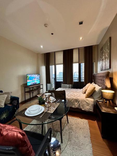 Studio With City View, Balcony, Gym, Fast Wifi, Netflix - Makati