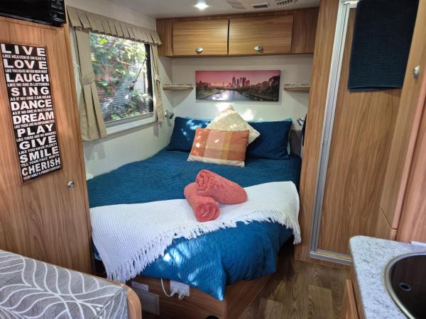 Caravan With All The Trimmings - Ivanhoe