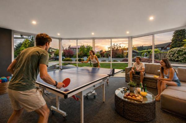 Wanaka Ski & Lake Escape | Sleeps 11 | 2 Living - Wanaka
