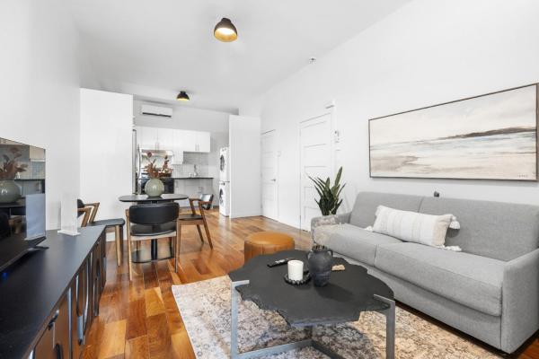 Stylish Loft In The Heart Of St-laurent - Montréal, QC