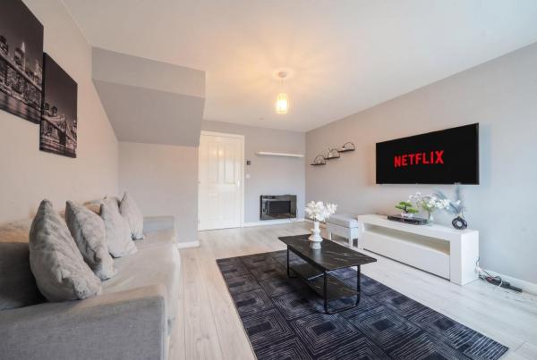Spacious Four Bedroom House With Workspace, Garden And Free Parking - Wolverhampton