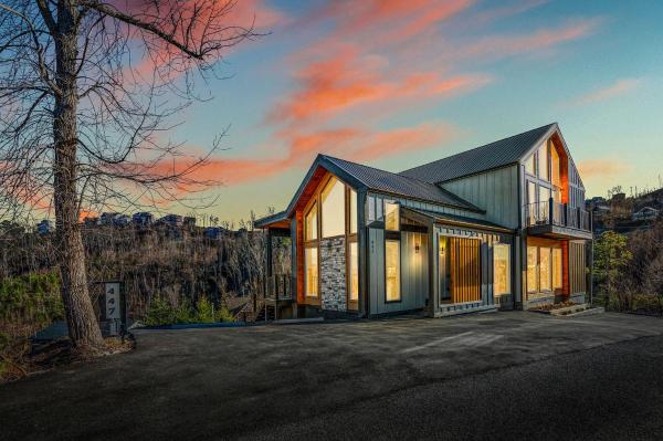 Hot Tub, Fire Pit, Gym, Luxe Chalet Sleeps 12 - Gatlinburg, TN