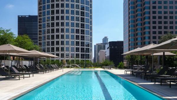 Modern 2br High-rise With Rooftop Pool Close To Conv Center - Los Angeles, CA
