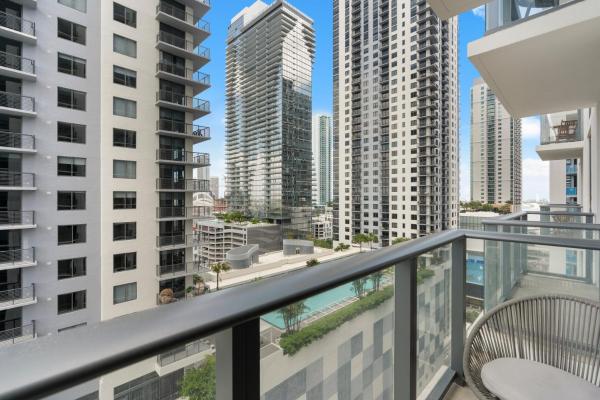 Downtown Condo Near Attractions With Pool And Gym - Miami, FL