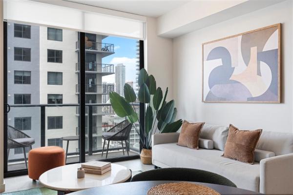 Downtown Condo Near Attractions With Pool And Gym - Coral Gables, FL