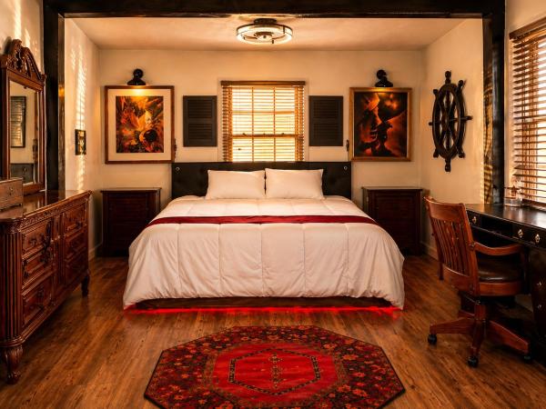 Romantic Colonial Hideaway In Historic Downtown - Pet Friendly - Wilmington, NC