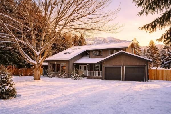 Entire Home With Hot Tub, Pool Tbl, Fire Pit &Ev - Squamish