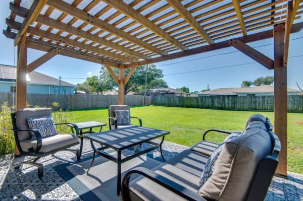 Palm Bay Home W/ 2 Car Garage: 10 Mi To Beach! - Melbourne Beach, FL