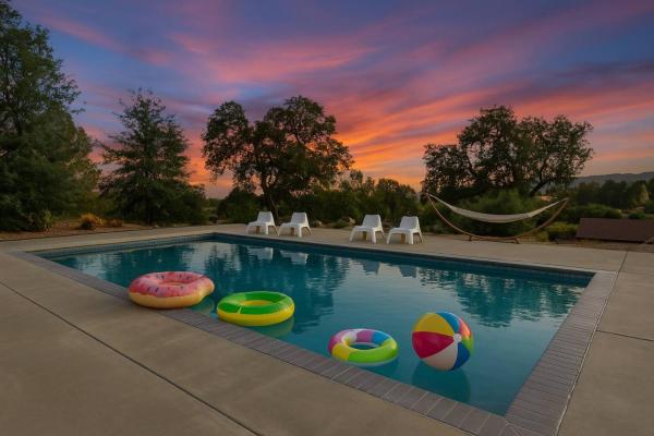 Poolside Paradise In Templeton - Atascadero, CA
