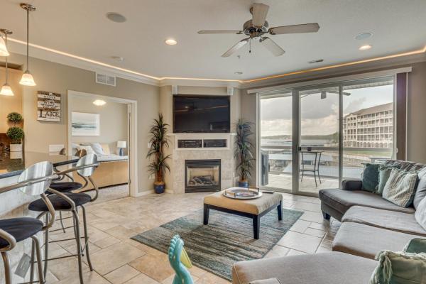 Balcony & Lake Views! Osage Beach Retreat - Stati Uniti
