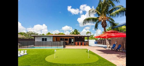 Waterfront Oasis With Pool, Tiki & Mini Golf - Miami Gardens, FL