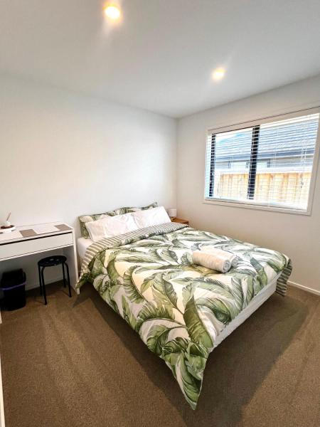 Room And Private Bathroom In Woodend - West Coast