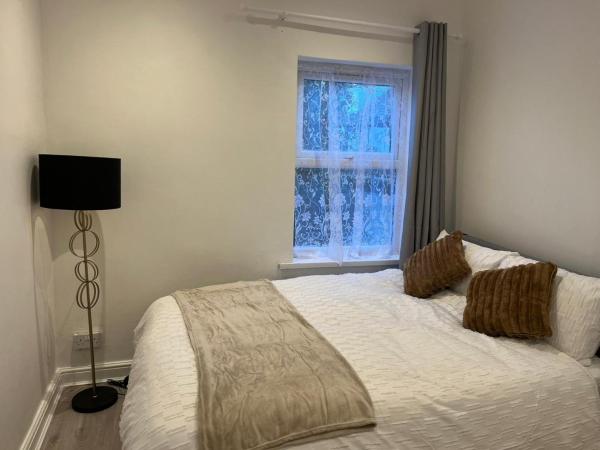 4bedroom Home With Garden - Luton