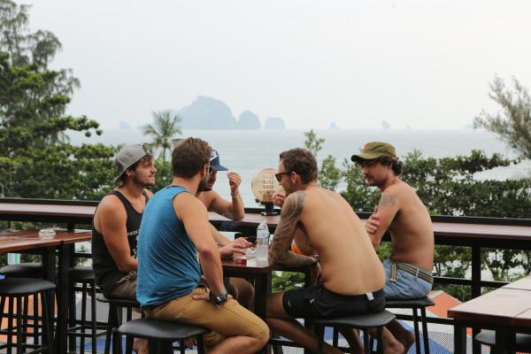 Balcony Party Hostel - 18-40 - Krabi