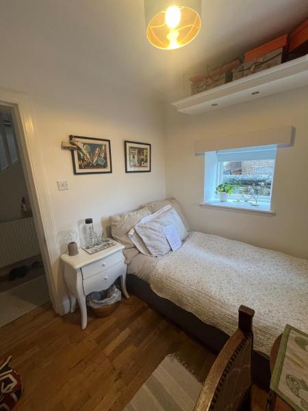 Small Charming Single Bedroom In A Victorian House From 1885 - 에든버러