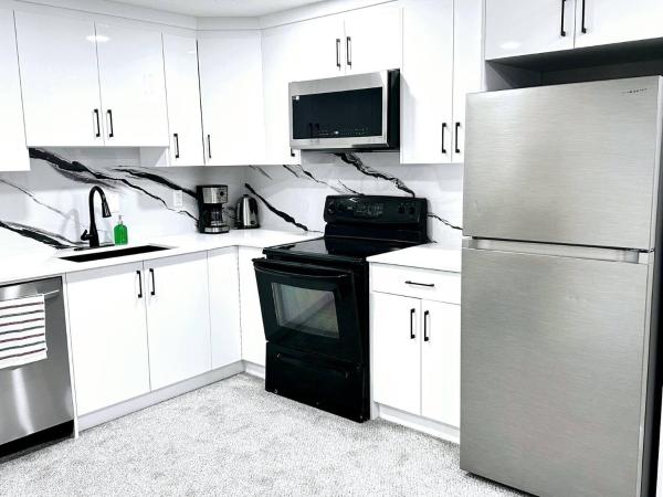 Private, Cozy, Luxury, Spacious One Bedroom Suite - Airdrie