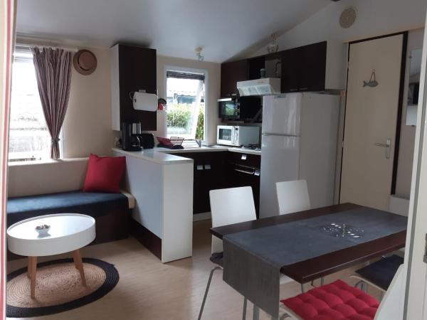 Mobile Home On A Residential Campsite - Pont-l'Abbé