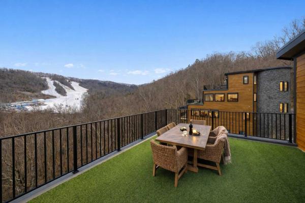 *New* Sleeps 22 5br Luxury Chateau Indoor Pool - Gatlinburg, TN
