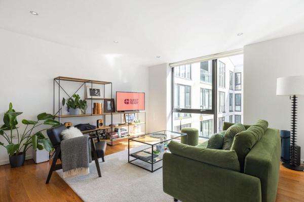 Guestready - Chic London Flat With Balcony Retreat - Chingford