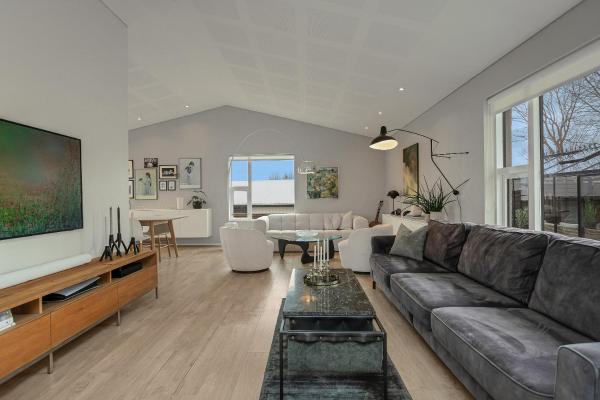Spacious 4br Reykjavík Home With Hot Tub And Garden - Reykjavík