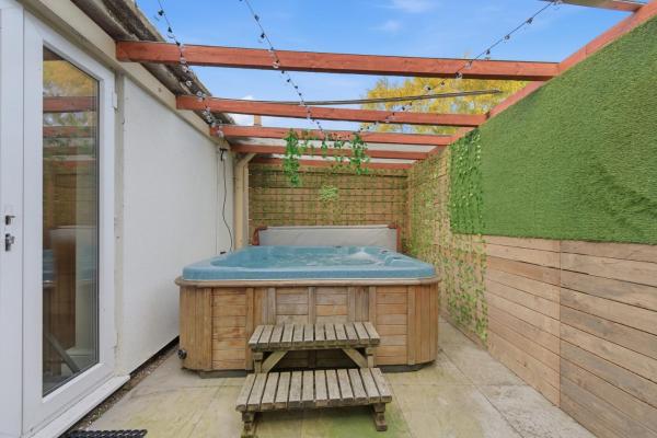 Luxury 3-bd Retreat With Hot Tub, Pool, Garden - スタッフォード