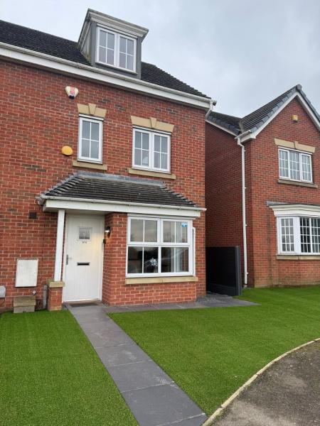 Spacious 4 Bed Home For Families & Contractors. - Rotherham