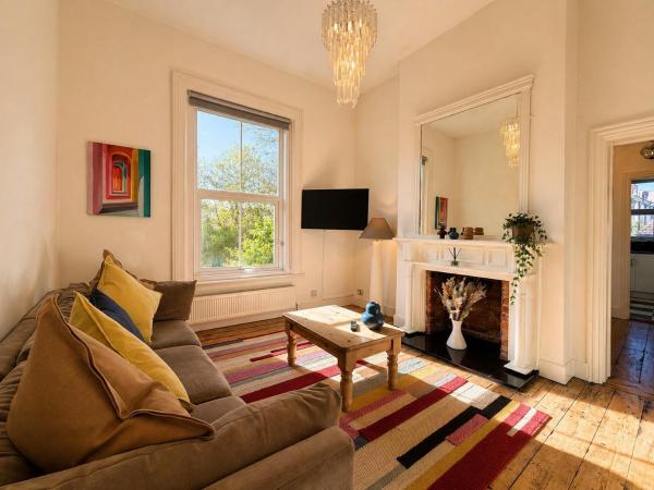 Stylish 2 Bedroom Apartment - Walk To Beach, Town & Shops - Free Parking - Ringwood