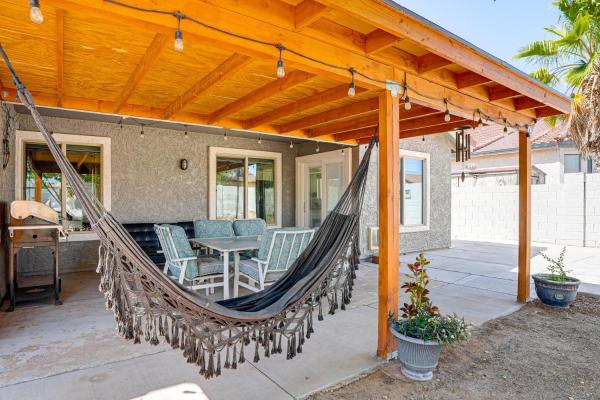 Heart Of West Valley! Family Home W/ Yard & Patio - Peoria, AZ