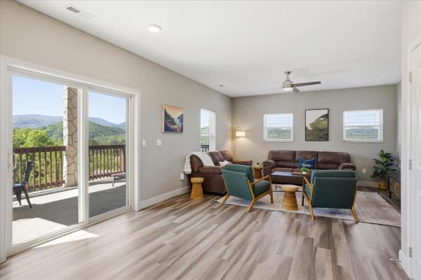 Serenity Ridge Clubhouse Unit 3- King Bedfamily - Pigeon Forge, TN