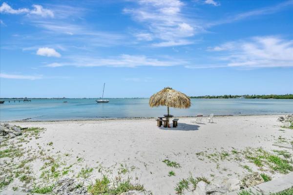 Relax Beachside Tropical Resort Amenities 1b1b - St. Petersburg, FL